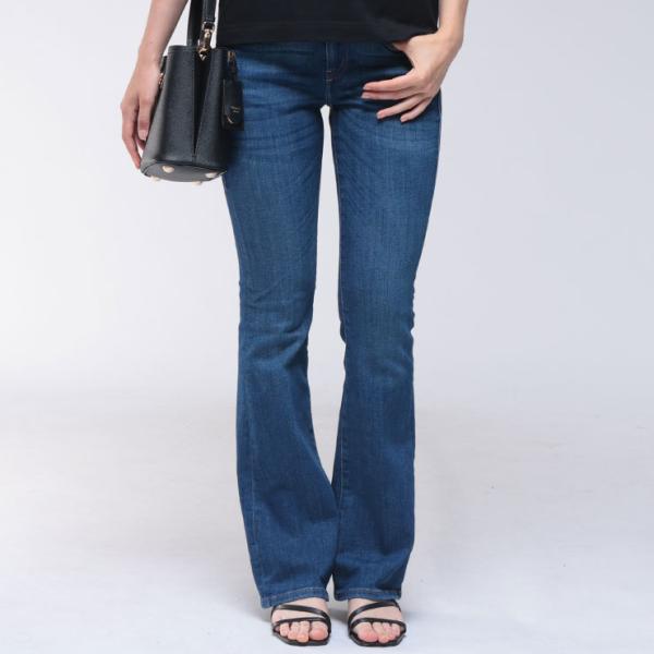 爆買 DIESELは、イタリア発のファッションブランドで、カジュアルなスタイルと斬新なデザインが特徴です。レトロなムード漂うクラシックスリムスタイルの**ローウエストブーツカットデニム「1969 D-EBBEY」が登場！膝下から大胆に広がる...