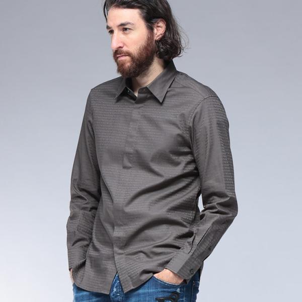 EMPORIO ARMANIはイタリアを代表するデザイナーGiorgio Armaniによるセカンドラインです。ブランドロゴを全体に配したジャガード織りが特徴。主張しすぎない上品な総柄デザインが、エンポリオアルマーニらしい洗練された雰囲気を...