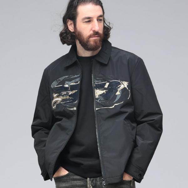 DIESELは、イタリア発のファッションブランドで、カジュアルなスタイルと斬新なデザインが特徴です。洗練された大人のためのカジュアルスタイルを提案するDIESELのフルジップジャケット。胸元に配されたアイコニックなブランドロゴ刺繍が、スタイ...