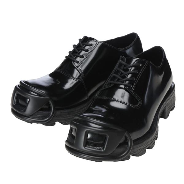 DIESELは、イタリア発のファッションブランドで、カジュアルなスタイルと斬新なデザインが特徴です。オーバルD レザー レースアップ シューズ D-HAMMER SO Dは、上質なレザーにオーバルDロゴが光る、個性的な一足です。厚底のデザイ...