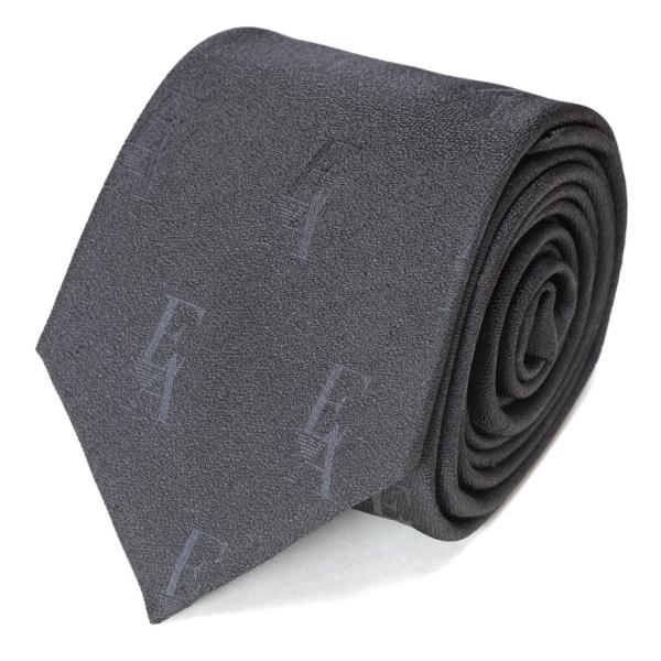 EMPORIO ARMANIはイタリアを代表するデザイナーGiorgio Armaniによるセカンドラインです。エンポリオアルマーニのアイコニックなEAロゴ柄ネクタイ。上質なシルク100％の生地が、光の加減でロゴを繊細に浮かび上がらせ、ブラ...