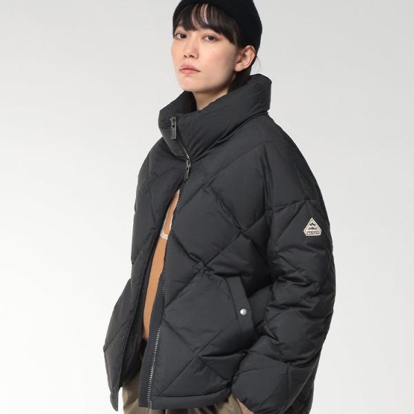 フランスのピレネー山脈の麓サン・セベにて、羽毛を生産する会社として1859 年に創業したピレネックス。「ADELE」は、クラシックなダイヤモンドキルトとスタンドカラーが特徴のダウンジャケットです。ソフトでストレッチ性のある生地を使用し、リラ...