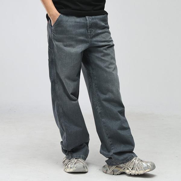 イタリアのデニムカジュアルを牽引するDIESEL（ディーゼル）から、ワークウェアのアーカイブを現代的に再構築した「D-LIVERY」ボタンフライジーンズが登場。高品質なコットン100％のデニム生地を使用し、穿き込むほどに体に馴染み、自分だけ...