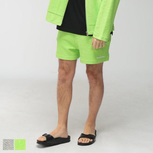 DSQUARED2はディーンとダンのカナダ出身の双子のデザイナーが手がけるイタリアラグジュアリーブランド。ミニマルなロゴがアクセントを添える、ディースクエアードのショートパンツ。吸水性とクッション性に優れたスポンジ（パイル）生地を採用し、リ...