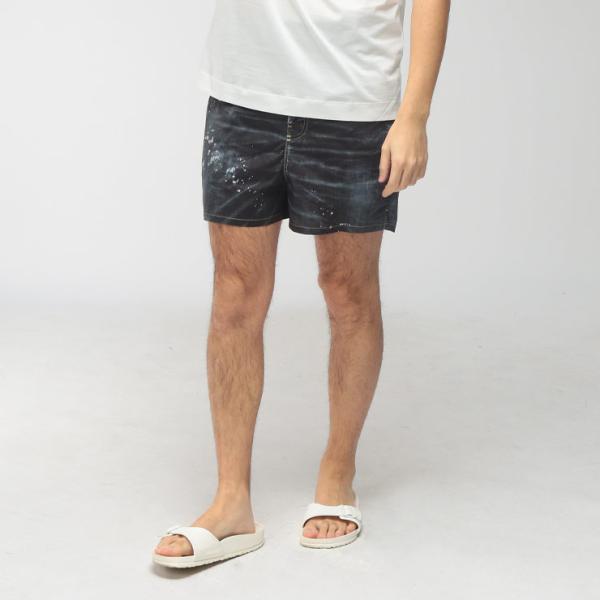 DSQUARED2はディーンとダンのカナダ出身の双子のデザイナーが手がけるイタリアラグジュアリーブランド。ディースクエアードの真骨頂であるデニムプリントが目を惹く、遊び心溢れるスイムショーツ。リアルな質感のジーンズ柄が施され、ビーチやプール...