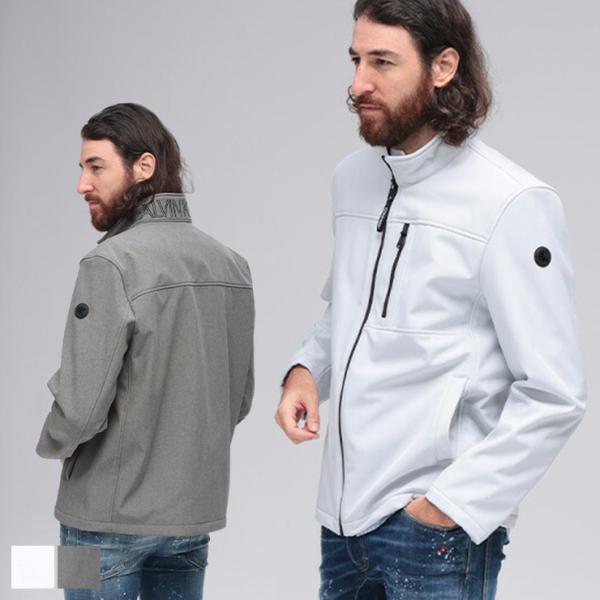 都会的で洗練されたスタイルを提案するCalvin Kleinから、機能性とデザイン性を兼ね備えたフルジップジャケットが登場しました。このジャケットの最大の魅力は、その快適な着心地と高い汎用性です。表地にはポリエステルにスパンデックスを混紡す...