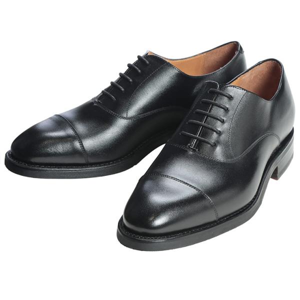 Cordwainerは、スペイン発の伝統的なハンドメイド紳士靴ブランドです。端正なストレートチップの内羽根ビジネスシューズです。キメが細かく美しい光沢を放つボックスカーフを贅沢に使用し、グッドイヤーウェルト製法で堅牢かつ履き心地良く仕上げら...