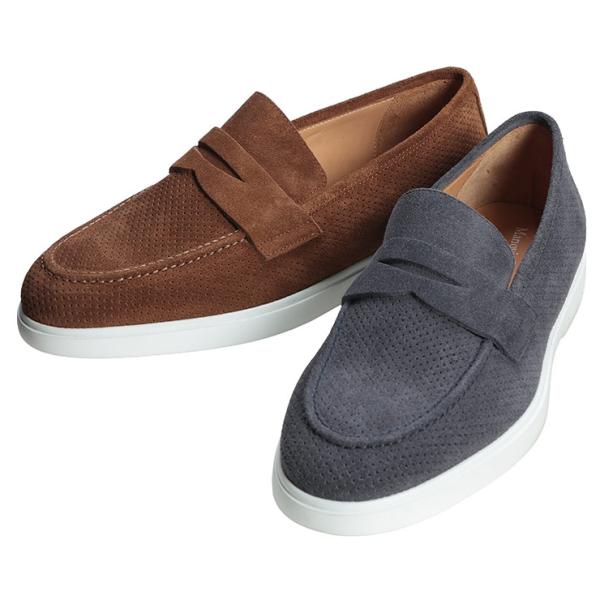 2019年創設のイタリア・トスカーナ発ブランド。高級メゾンの生産も担う名門工場で、地元産の素材と職人の手仕事に拘っています。柔らかな上質スエードにメッシュ加工を施すことで、圧倒的な軽やかさと清涼感を実現しました。ローファーの端正な表情を持ち...