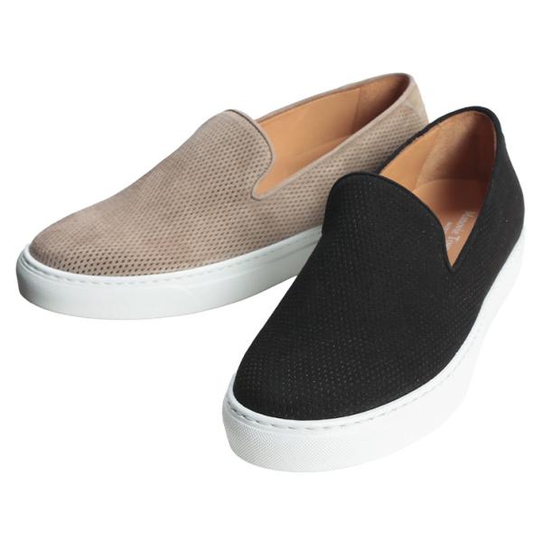 2019年創設のイタリア・トスカーナ発ブランド。高級メゾンの生産も担う名門工場で、地元産の素材と職人の手仕事に拘っています。緻密なメッシュプリントを施した上質なスエードが、独特の表情と軽やかな清涼感を演出します。スニーカーのような軽快な機動...