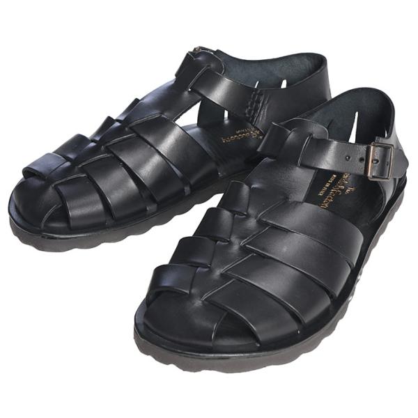 イタリアの靴作りの聖地から届いた「THE SANDALS FACTORY」のグルカサンダルは、伝統的な意匠と現代的なエレガンスを融合させた逸品です。上質なレザーを丁寧に編み込んだアッパーデザインが、通気性を確保しながらも革靴のような重厚感と...