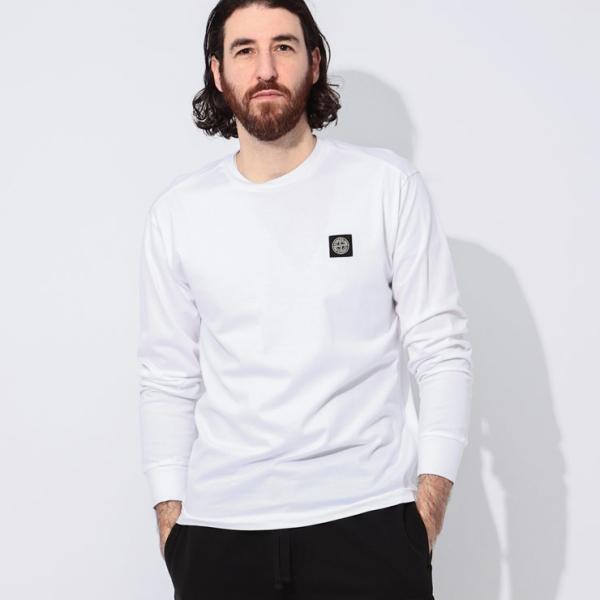 ストーンアイランド（Stone Island）は、イタリアラヴァリーノに拠点を置くラグジュアリーアパレルブランド。コットンジャージー製のTシャツ。胸元にStone Island Compassのロゴパッチ付きで、リブ編みのディテールとチェー...