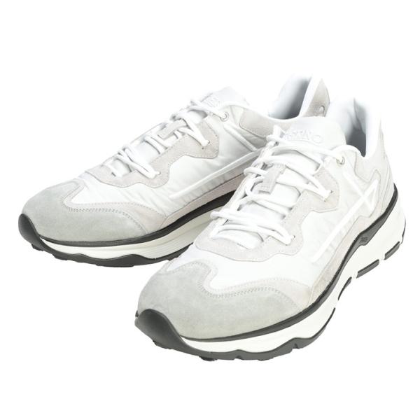 HERNO（ヘルノ）は、イタリアのファッションブランドで、高品質なアウターウェアで知られています。洗練されたスエードのスニーカー。なめらかなスエード素材と、クラシカルなレースアップのデザインが、上品で大人の足元を演出します。カジュアルスタイ...