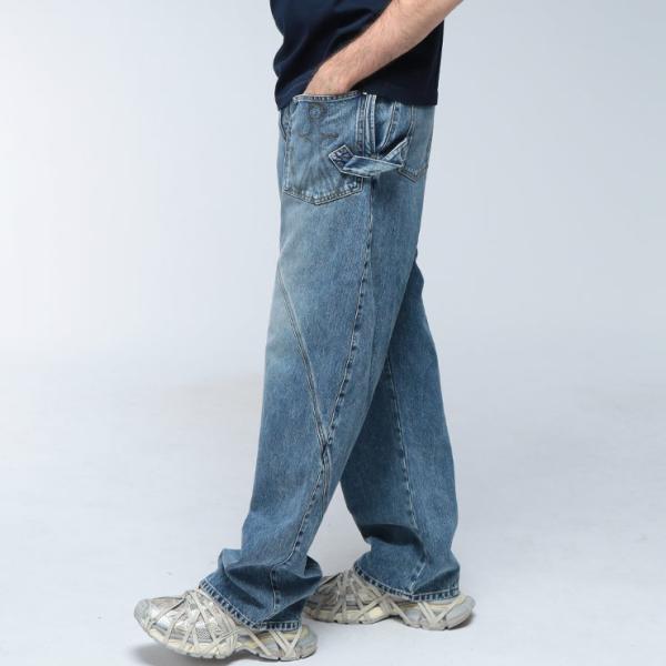 構築的な遊び心「Twisted Workwear」ジーンズ。英国の鬼才、JW ANDERSON（ジェイダブリューアンダーソン）が解釈した新時代のデニム。クラシックなワークウェアを捻じ曲げたかのようなポケットの配置や、独特なシルエットが特徴の...