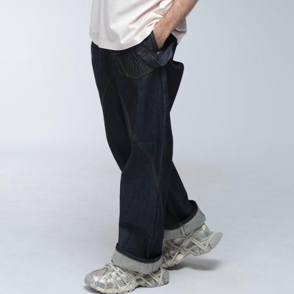 デザインの再構築、ひねりの効いたワークウェア。デザイン界の革命児、JW ANDERSON（ジェイダブリューアンダーソン）が贈る、アイコニックな「twisted workwear」ジーンズ。無駄を削ぎ落としたミニマルなデザインでありながら、ア...