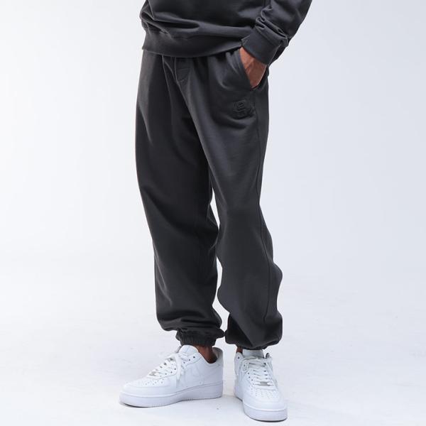 HUGO BOSS（ヒューゴ ボス）は、ドイツ発のラグジュアリーファッションブランドで、クラシックなスタイルと洗練されたデザインが特徴です。裾の折り返しとドローコードウエストが特徴のBOSS Menswearのトラックスーツボトムスは、ラグ...