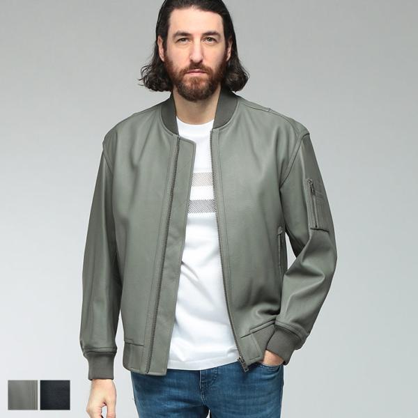 モダンで都会的なテーラリングに定評のあるHUGO BOSS（ヒューゴボス）のレザーボンバージャケット。厳選された最高級の羊革（シープスキン）を贅沢に使用し、袖を通した瞬間から身体に馴染む驚くほどしなやかで柔らかな質感が魅力です。無駄を削ぎ落...