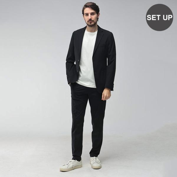 高密度のナイロンを使用した革新的な生地感を採用し、驚異的な伸縮性と形態安定性、自宅で洗えるウォッシャブル仕様。ジャケットはサイドベンツやセッパタイプ、額縁ありの本格テーラード仕様ながら、パンツのウエストにはゴムとドローコードを配し、ドレス感...