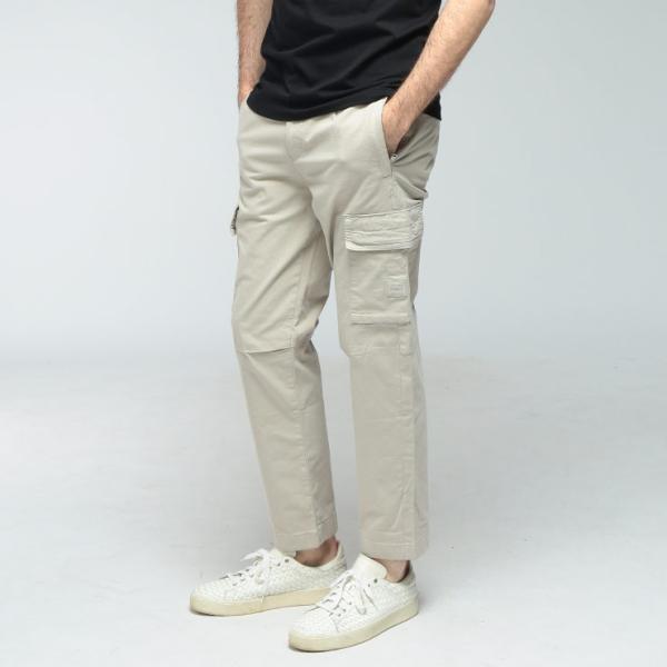 高品質なコットンをベースにポリウレタンを混紡したストレッチチノ素材を採用し、タフな表情ながらも身体の動きに柔軟にフィットする快適な履き心地を実現しました。サイドに配された控えめなミニロゴが、無骨になりがちなカーゴスタイルに都会的で上品なアク...