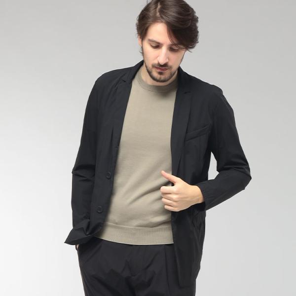 現代のビジネスエリートに相応しい高機能テーラードジャケットが登場。撥水・防風機能を備えたストレッチナイロン素材を採用し、急な天候の変化にも対応する実用性と、縦横自在に伸びる驚くほど軽やかな着心地を両立させました。裏地を省いたアンコン仕立てに...