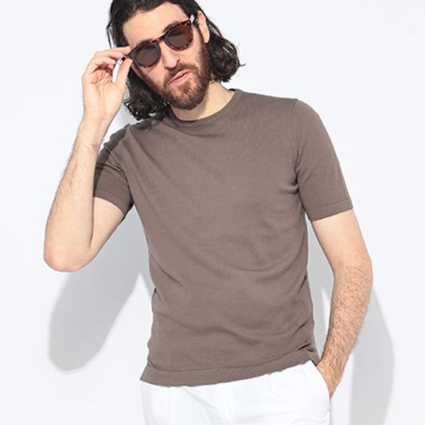 GRANSASSOは、1952年にイタリアで創立されたブランドで、高品質のニットウェアが特徴。職人技と厳選素材を用いたエレガントなデザインが魅力です。イタリアの老舗ニットブランド「GRANSASSO」から、極上の着心地を約束する半袖ニットT...