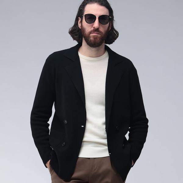 TAGLIATORE（タリアトーレ）は、イタリアの高級テーラリングブランドで、伝統的なイタリア製のアウターウェアで知られています。リラックス感と品格を兼ね備えたダブルのニットジャケットが登場。ウール80％、ナイロン20％の混紡素材が、暖かく...