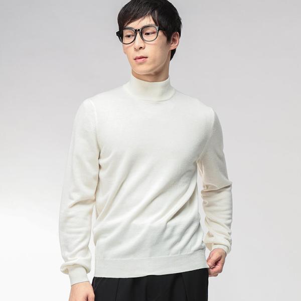 イタリアの美意識が宿る、極上モックネック。名高いイタリアのニットウェアブランド、グランサッソから、大人の風格漂うモックネック長袖ニットがお目見えです。最高級のテクスチャーを厳選し、熟練の技術で丁寧に編み上げたその風合いは、肌に優しく寄り添い...