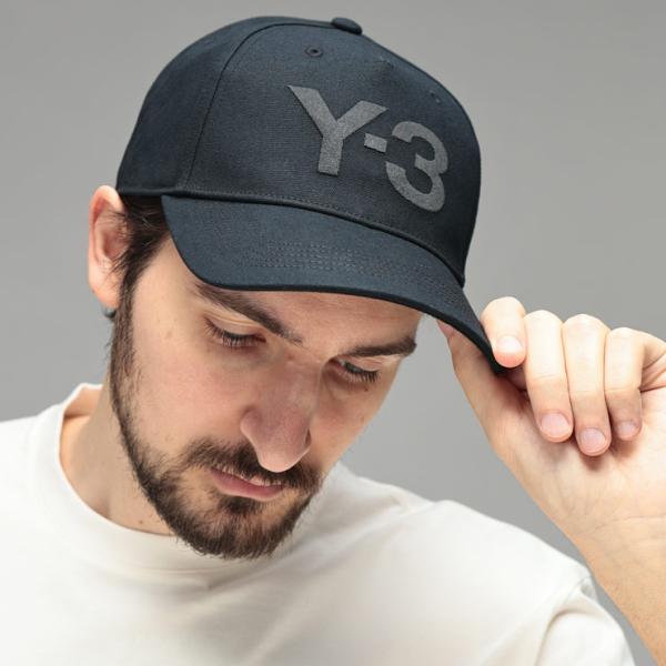 Y-3はYohji Yamamotoのデザイナー「山本 耀司」が手がけるadidasのスポーツブランド。Y-3のフィロソフィーを凝縮した、都会的で洗練されたベースボールキャップです。素材には上質な綿100％を使用し、ソフトな肌触りと優れた通...