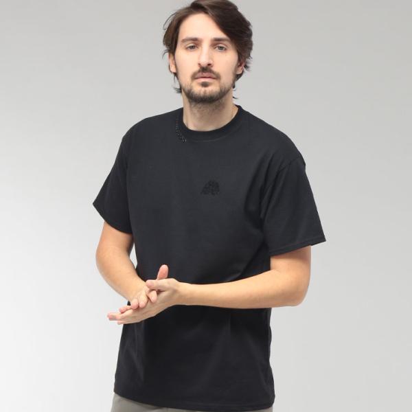 夏の装いに圧倒的な輝きを添える至高のクリスタルスカルTシャツが登場。ブランドのアイデンティティを象徴するスカルモチーフに、光を美しく反射するクリスタルを贅沢に配したデザインは、見る者を惹きつける唯一無二の存在感を放ちます。厳選された上質なコ...