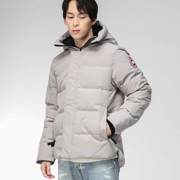 都市の冬を制する、機能美ダウン。カナダグースの定番モデル、MACMILLAN (マクミラン) パーカ。極寒の地で培われた技術を結集し、都会的なライフスタイルに溶け込むよう洗練された一着です。最大の魅力は、最大限の保温性を誇る高品質な中綿と、...