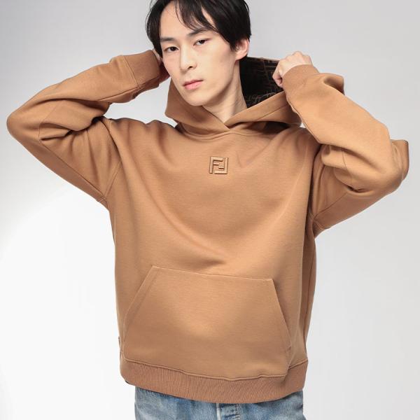 細部に宿る遊び心、ラグジュアリーな日常着。フェンディから、洗練された大人のストリートスタイルを叶えるプルオーバー パーカーが登場。カジュアルなアイテムに、メゾンらしいエレガンスとサプライズを融合させています。肌触りの良いブレンド生地が生み出...