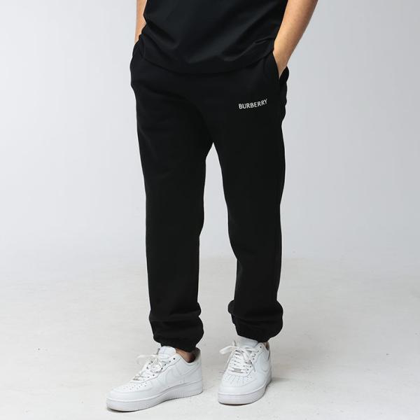 BURBERRY（バーバリー）は、イギリスのファッションブランドで、アイコニックなチェック柄と高級感あるアパレルが特徴です。上質な素材が生み出すソフトな肌触りと、洗練されたテーパードシルエットが魅力の一本。象徴的なアイコンストライプやロゴデ...