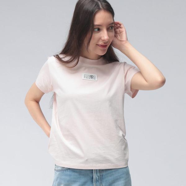 Maison Margiela（メゾンマルジェラ）のディフュージョンライン MM6 Maison Margiela（エムエム6 メゾンマルジェラ）。胸元のワンポイントが映えるミニマルな一着。メゾンらしい洗練されたオーバーサイズシルエットが、...