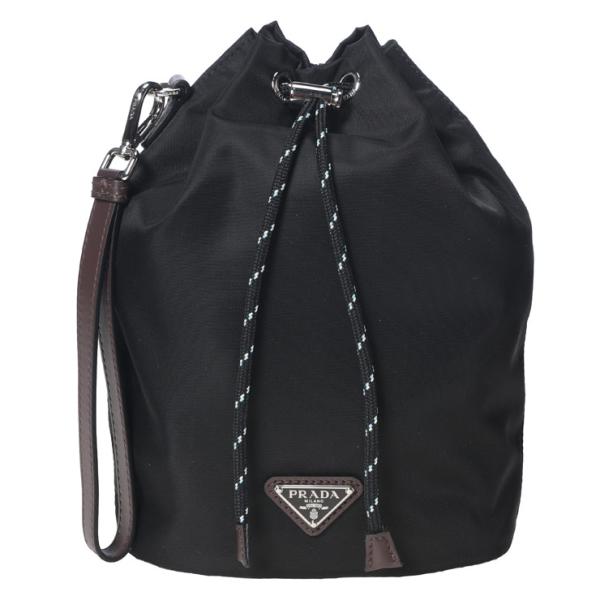 PRADA（プラダ）は、レザーグッズメーカーとして1913年にミラノの起業家 Mario Prada (マリオ・プラダ) によって創業。プラダの象徴であるナイロン素材に、機能的なスピードロックのディテールを融合させたモダンなポーチ。洗練され...