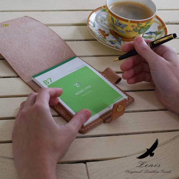 Zenis(ゼニス）のステーショナリーグッズシリーズB7サイズ（市販のメモ用紙）のノート用、本革カバーです厳選された国産（栃木レザー）のサドルレザー植物性のタンニンなめしでオイルで仕上げたヌメ革です部位によって表面はオイルの入り具合に絶妙な...