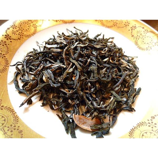 ジャスミン茶は上質な白茶にジャスミンの花を茶葉にかぶせて香りをつけたお茶です。ふんわりと香りが広がり、リラックス効果もあります。爽やかなジャスミンの香りと甘みをお楽しみください。生産国：中国　福建省　 販売単位：30ｇ＊送料は4袋までレター...