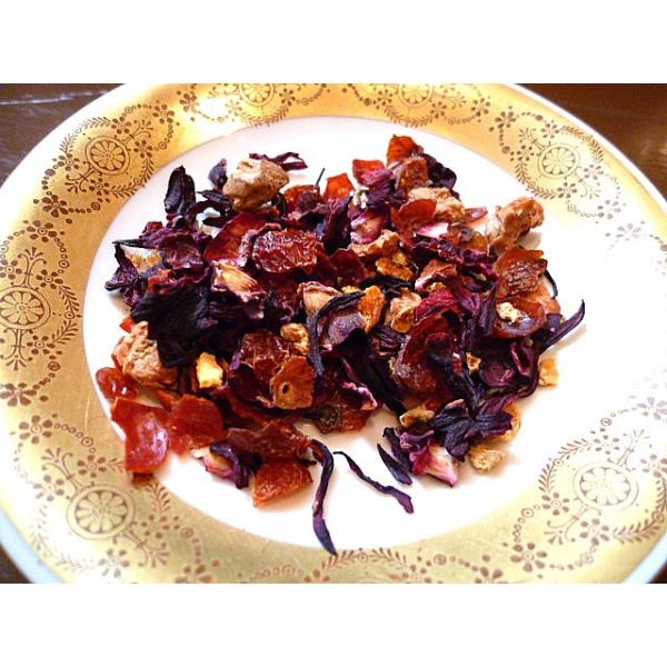 茶葉にローズヒップやハイビスカス、ドライフルーツをブレンドしてピーチのフレーバーをつけた、甘くフルーティーな香りが広がるフレーバーティーです。ハイビスカスの真っ赤な色合いが鮮やかな口当たりの良い爽やかな風味です。販売単位：40ｇ＊送料は4袋...