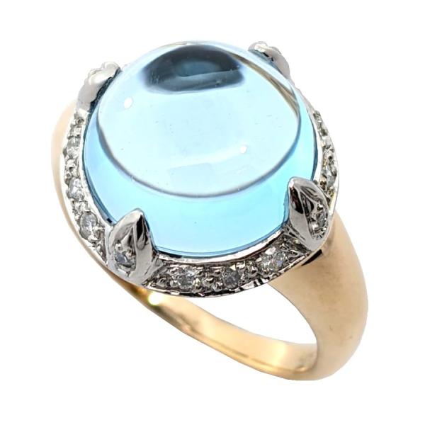 透明感あふれるブルートパーズを贅沢にセッティングした、存在感抜群のリングで、大粒のブルートパーズはカボションカットで仕上げられ、瑞々しい水滴のような輝きを放ちます。石を囲むようにセッティングされたメレダイヤモンドが、澄んだブルーの輝きをさら...