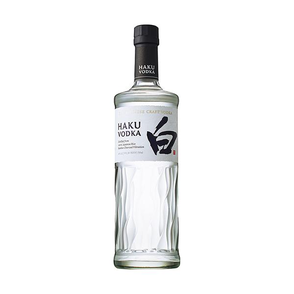 商品詳細品名サントリー　ジャパニーズクラフトウォッカ「ＨＡＫＵ」商品説明厳選した国産米を１００％使用。異なる３種の蒸溜器で原料酒をつくりわけ、当社が開発した竹炭濾過技術で仕上げました。口当たりの柔らかさと、まろやかでほのかな甘さが特長です。...