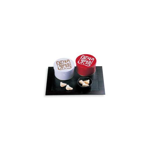 内容　4包入り×2缶（赤1缶・白1缶）賞味期限　製造日より約1ヶ月程度可愛らしいふっくらとした小鳩の形状に、豆粉に和三盆などを配し打ち上げた独特の風味は、その豆の香を楽しんでいただき、又マメに楽しくお過ごしいただく様にとの願いをこめたもので...