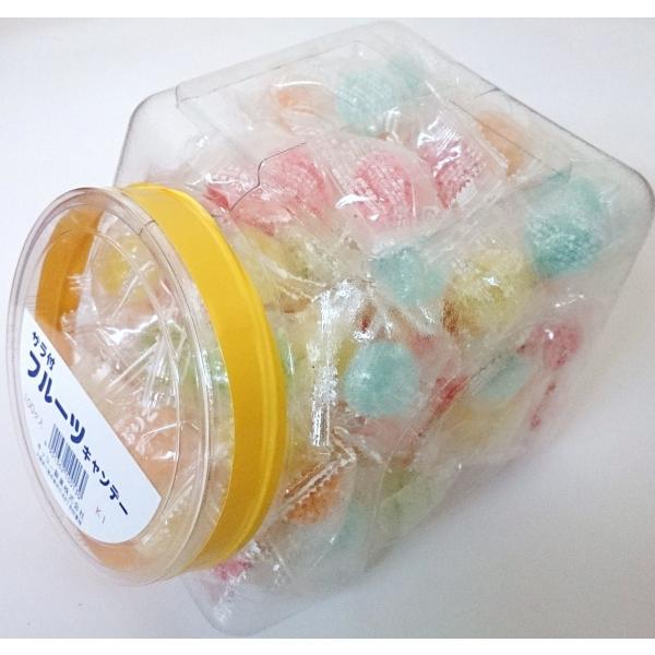 ＜ザラ付フルーツキャンデー　　100個入　キッコー製菓（株）＞砂糖のザラメがついた昔懐かしいキャンデーです。　　容器サイズ　縦14ｃｍ　横14ｃｍ【送料の目安】　当商品のみの場合、重さ的に数量24まで　送料１個口料金で発送できます！　他のお...