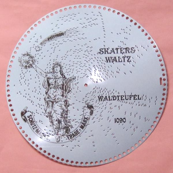 素材：鋼板にスズメッキ製　未使用　曲名：Skater's Waltz スケーターワルツ　作曲者：ワルトトイフルルネッサンスのディスクはRegina、Polyphone、Porter のミュージックボックスで演奏できます。ディスクのサイズ　1...