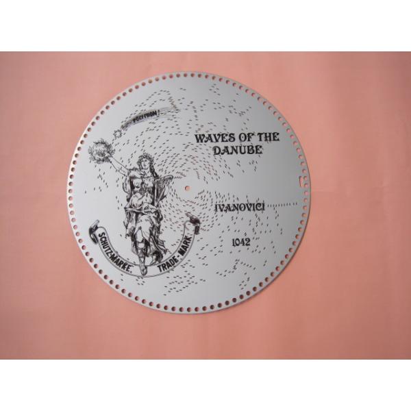 素材：鋼板にスズメッキ製　未使用　曲名：　ドナウ川のさざ波作曲者：イヴァノヴィッチルネッサンスのディスクはRegina、Polyphone、Porter のミュージックボックスで演奏できます。ディスクのサイズ　15 1/2インチ（39cm)...