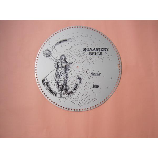 素材：鋼板にスズメッキ製　未使用　曲名：　修道院の鐘 作曲者：WelyルネッサンスのディスクはRegina、Polyphone、Porter のミュージックボックスで演奏できます。ディスクのサイズ　15 1/2インチ（39cm)　スマートフ...