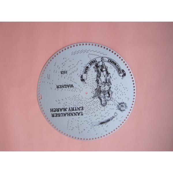 素材：鋼板にスズメッキ製　未使用　曲名：入場行進曲　タンホイザーより　作曲者：ワグナールネッサンスのディスクはRegina、Polyphone、Porter のミュージックボックスで演奏できます。ディスクのサイズ　15 1/2インチ（39c...