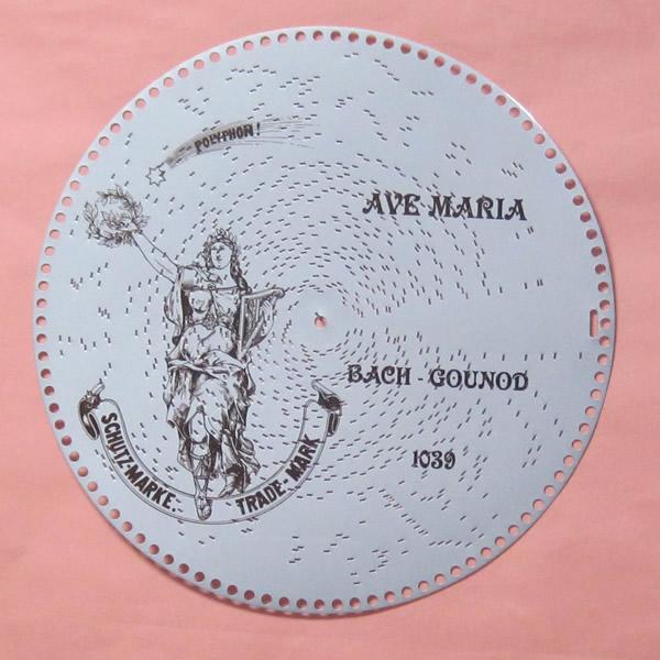 素材：鋼板にスズメッキ製　未使用　曲名：Ave Maria アヴェマリア　作曲者：バッハ・グノールネッサンスのディスクは　Regina、Polyphone、Porter のミュージックボックスで演奏できます。ディスクのサイズ　15 1/2イ...