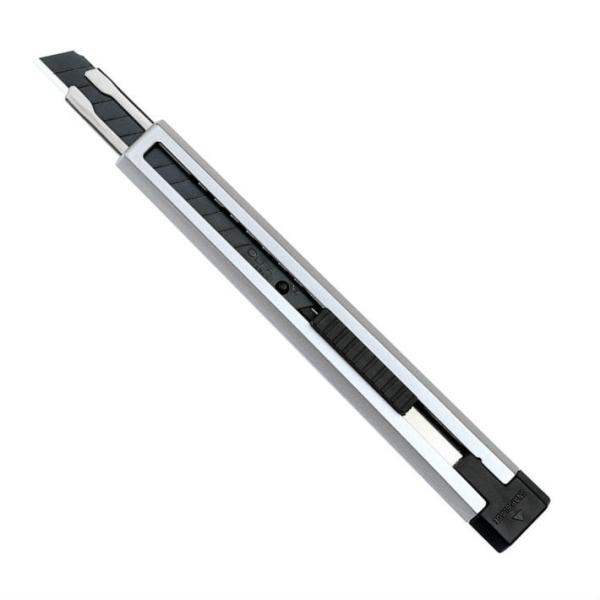 ●独自のオートロック方式。鉛筆（六面）カットで指にフィットします。本体はデジタルカメラやノートパソコンなどにも使用されるシルバー塗装。　また、ブレードホルダーは、１本１本をバフ研磨による手仕上げで、艶やかさが違います。●適合替刃： オルファ...