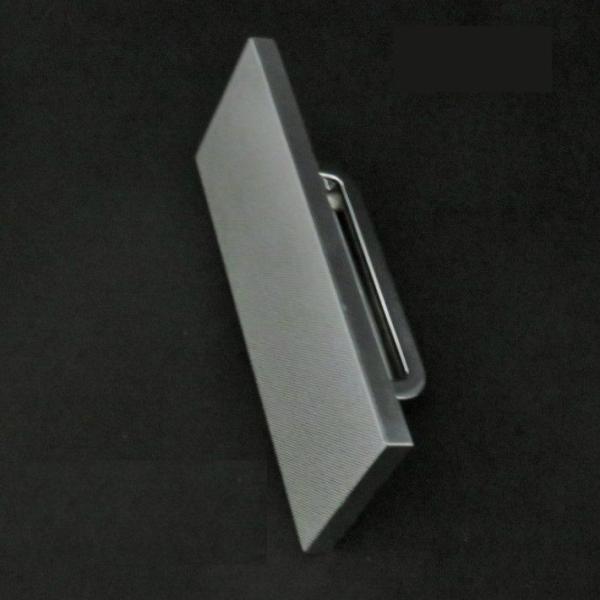 ●サイズ　・台金：75mm×210mm×10mm　・取手：40mm×130mm×15mm●粒度：荒目#140/170●使用して摩耗した砥石の変形を修正するためのダイヤシャープナーです。●取手がついて便利です。　・砥石修正　・タイルの面取りなどに