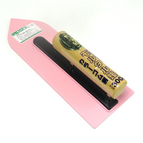 ●サイズ 　・全長：300mm　・幅：95mm〜113mm　・取っ手：約φ30−140mm●ハインパクト樹脂製で従来の木鏝の十数倍の耐摩耗性●裏面の点線溝が左右に引掛るように加工されており、表面の凹凸ムラが取れ平面塗りが簡単！※本商品は複数...