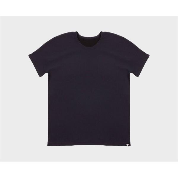 表地は再生ナイロンであるECONYL〓（エコニール）生地、裏地にはメリノウールを採用したハイブリッドTシャツ。メリノウールを肌面に採用することで、夏は熱を放出し、冬は暖かく、また調湿・抗菌・肌触りにも優れたオールマイティなウェアです。表面に...