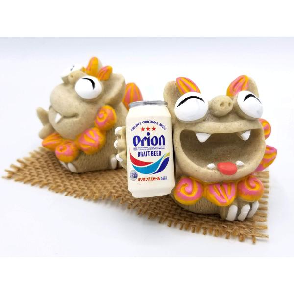 【商品概要】オリオンビール缶を最高の笑顔で持つシーサーです。一体あたりのサイズ 高さ5.5cm×横幅6cm×奥行き5.5cm実店舗でも販売していますので、入れ違いで売り切れる事があります。【新品未使用】【品質確認済み】【しっかり梱包】【48...